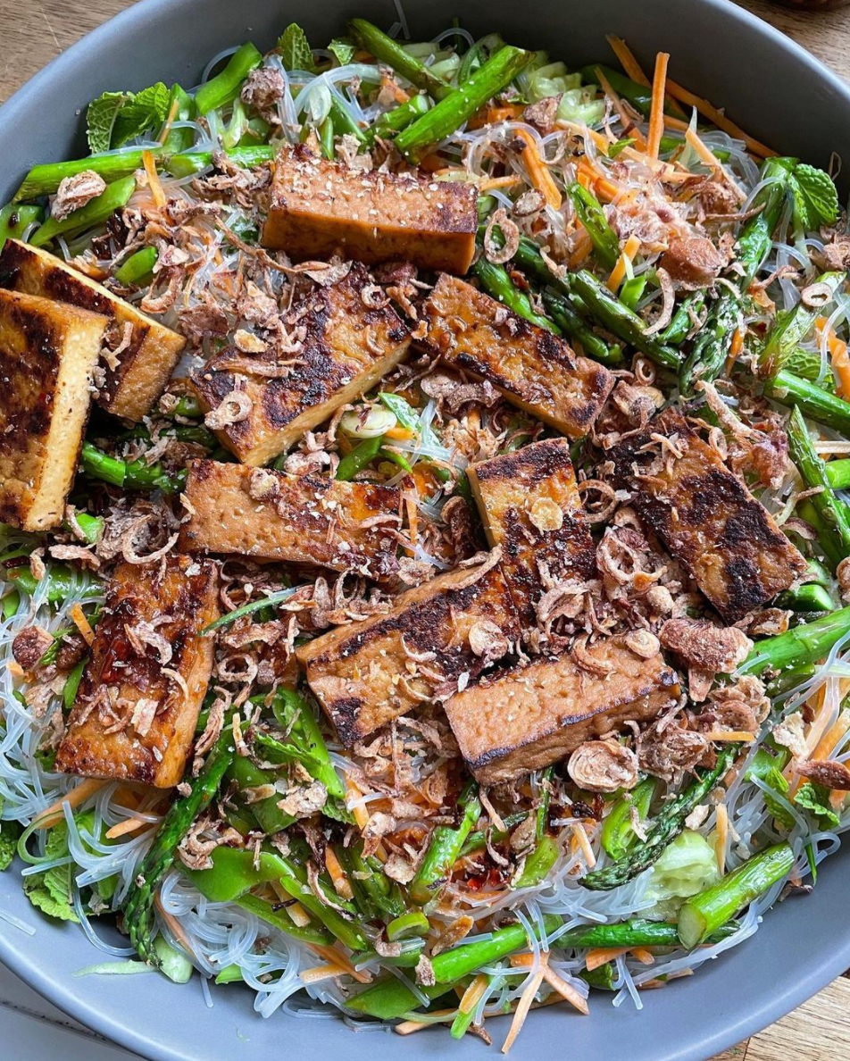 15 minutes vegan asian noodle salad 🥢 ⁠ – Jasmine Alexa